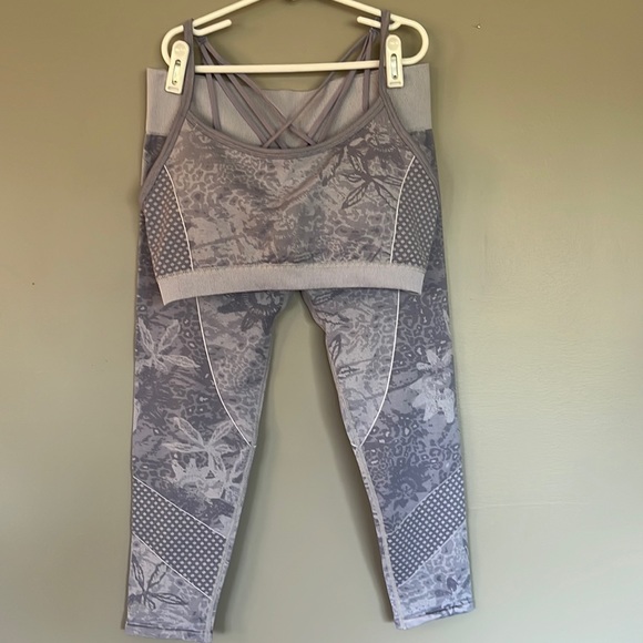 Fabletics | Other | Fabletics Sports Bra And Yoga Capri Pants In ...